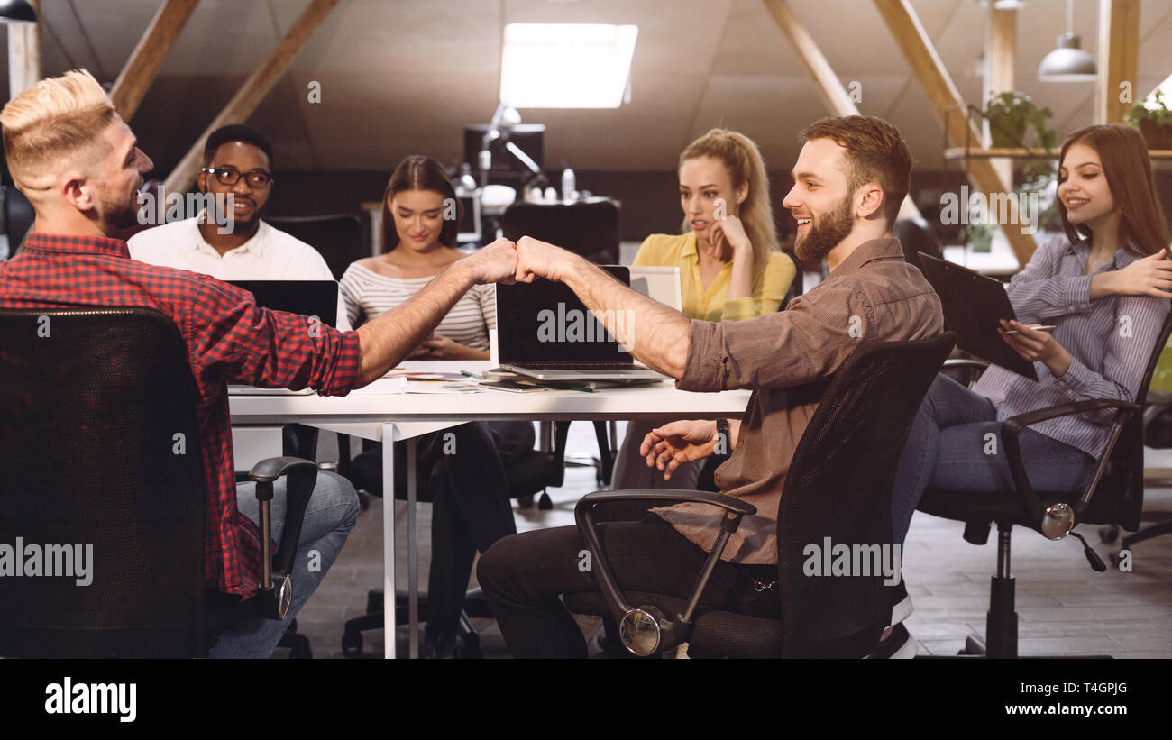 Teamwork men hi-res stock photography and images - Alamy