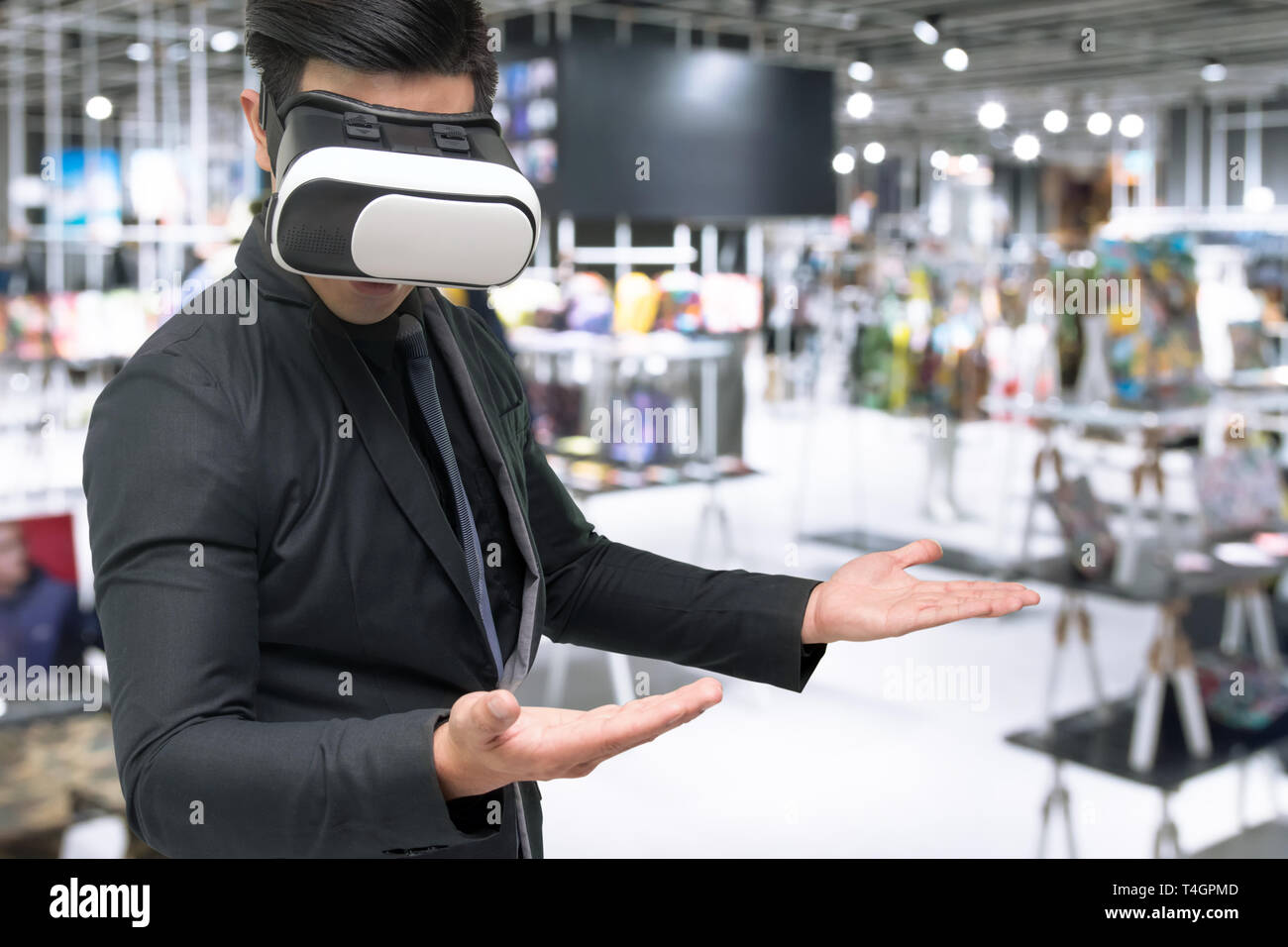 Vitual reality marketing technology for access entire product inventory ...