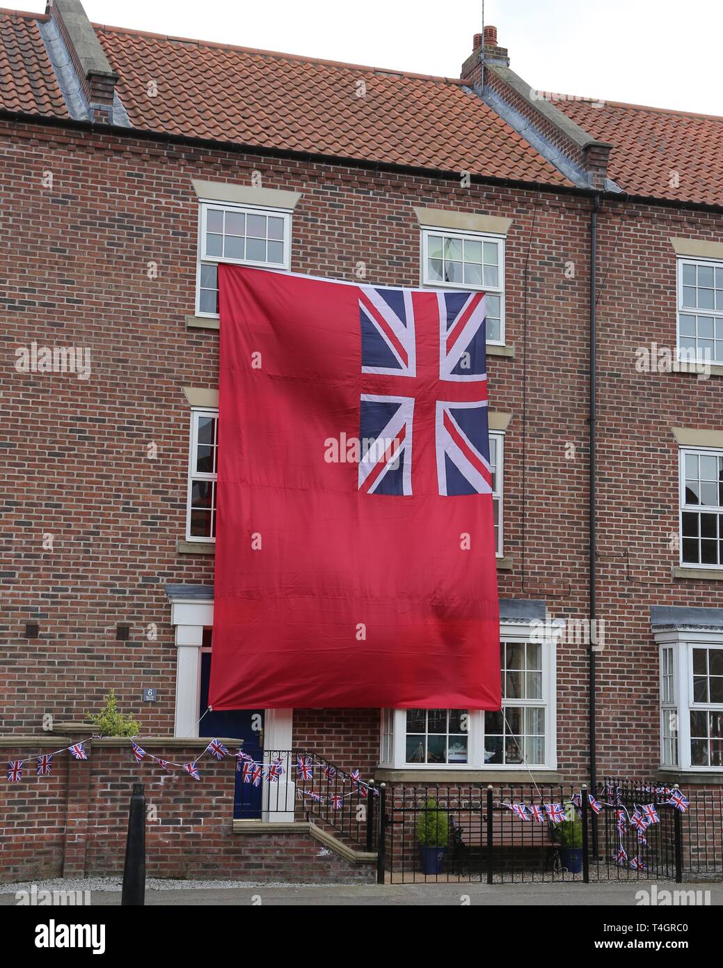 Royal navy ensign hi-res stock photography and images - Alamy