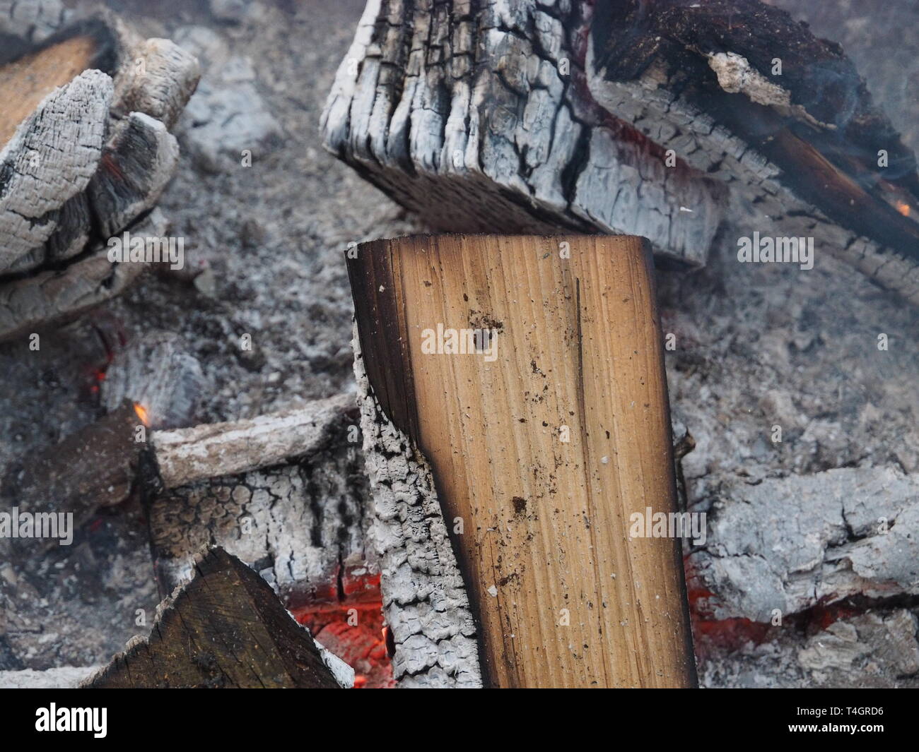 A extinguished fire with wood and ash Stock Photo - Alamy