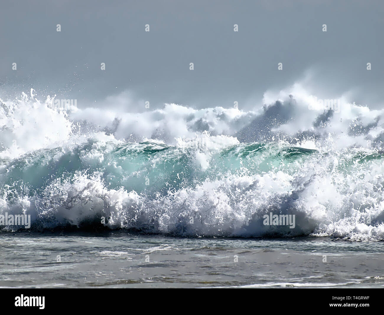 Beautiful clear water sea waves hi-res stock photography and images - Alamy