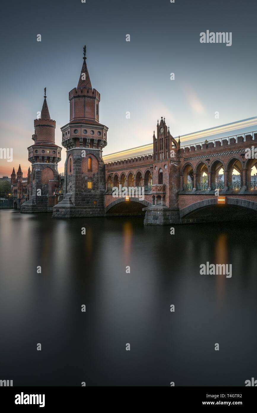 Oberbaum bridge across the Spree, connecting the Berlin districts of ...