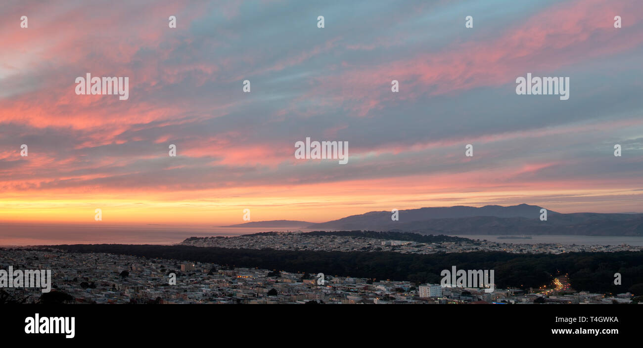 Sunset view from San Francisco's Grandview Park in the Golden Gate ...
