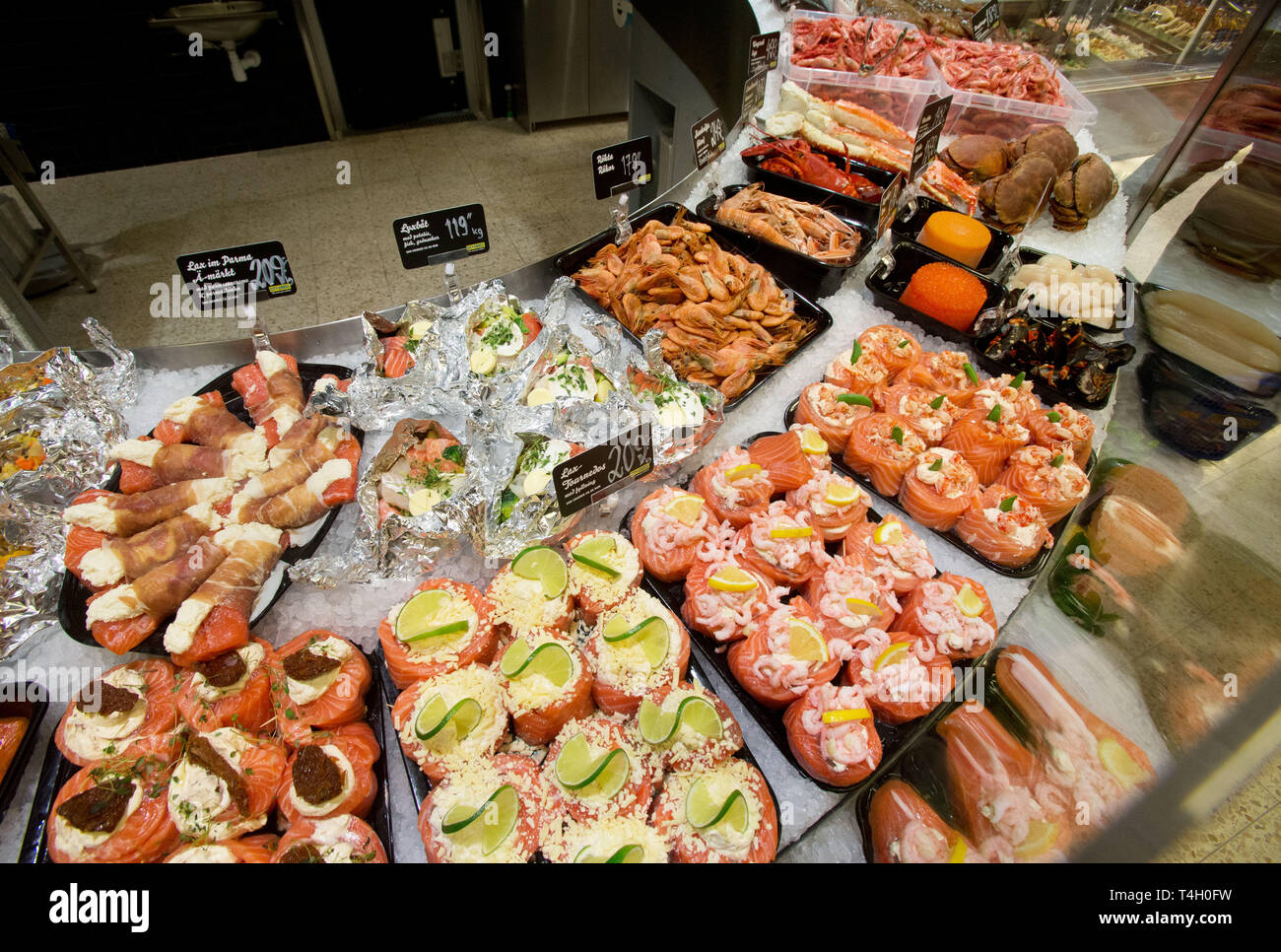 Fish counter in a grocery store Stock Photo - Alamy