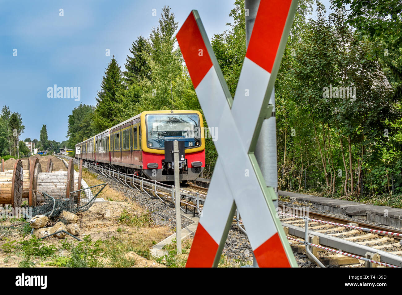 Railroad crossing sign andreaskreuz hi-res stock photography and images ...