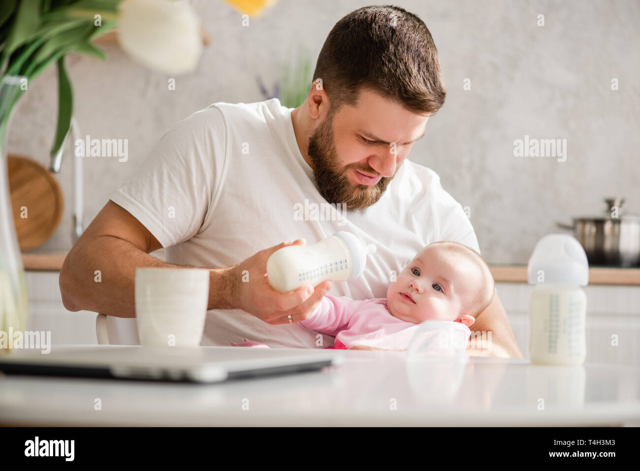 Formula feeding hi-res stock photography and images - Alamy