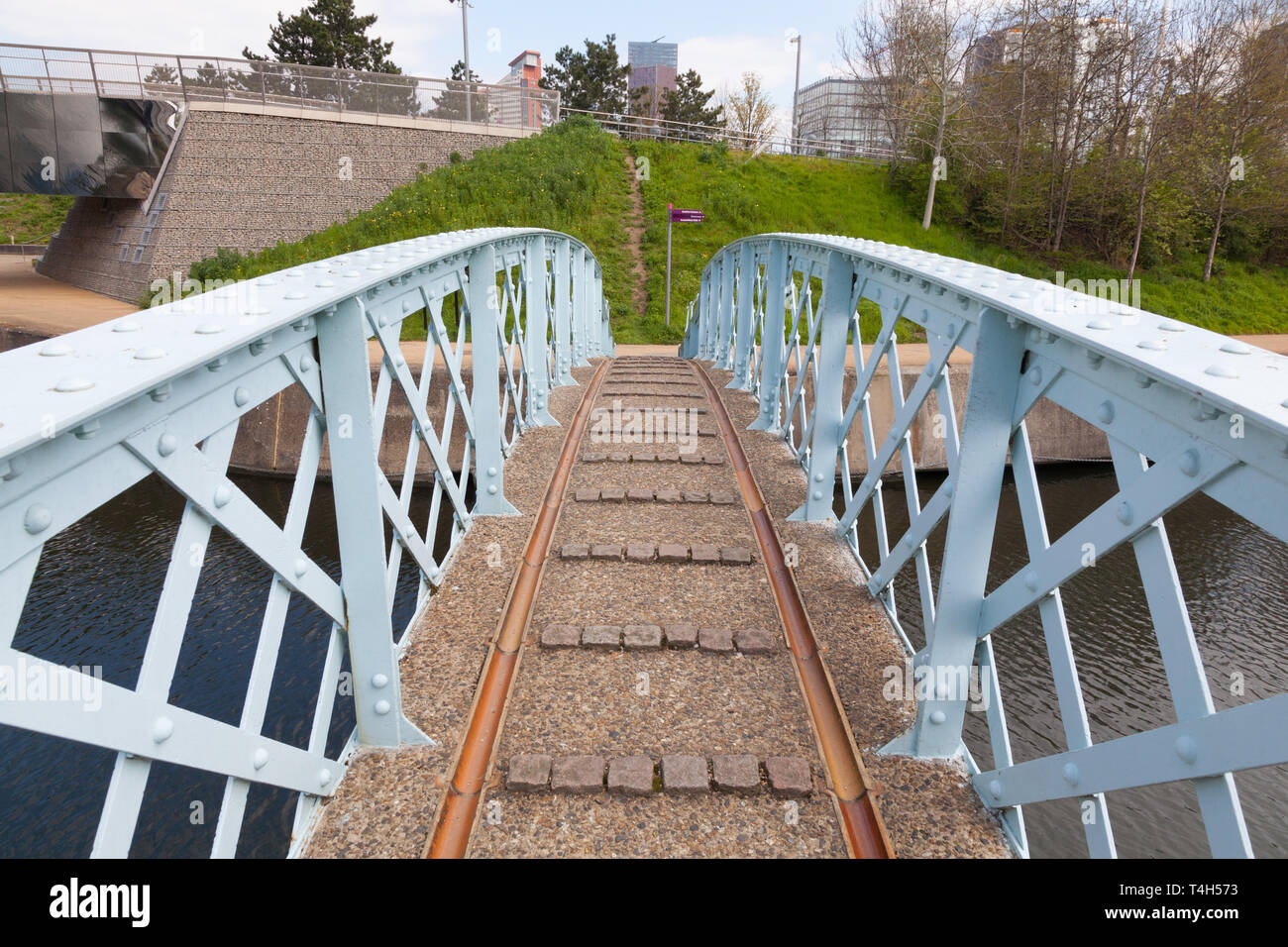 Old footbridge, Queen Elizabeth Country Park, Stratford, London ...
