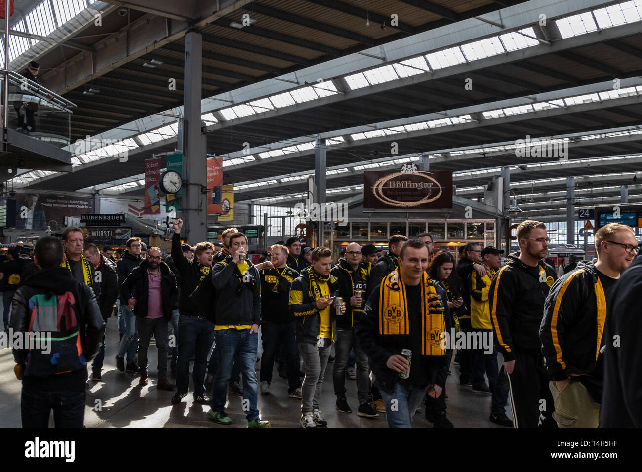 Soccer crowd fcb hi-res stock photography and images - Alamy
