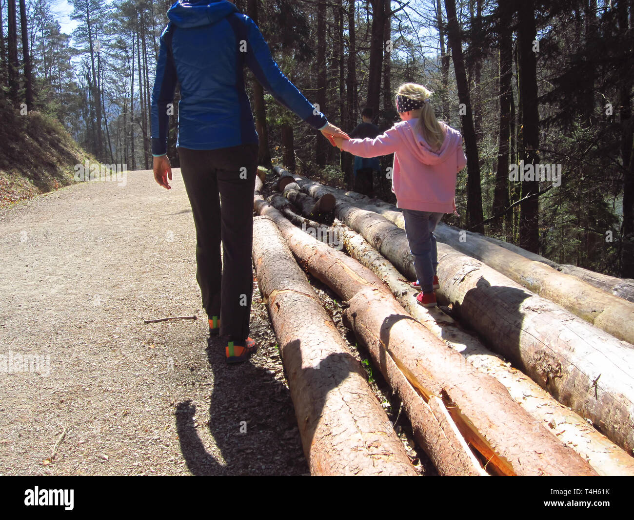 Kids walking on tree trunks stimulates motor development and balance ...