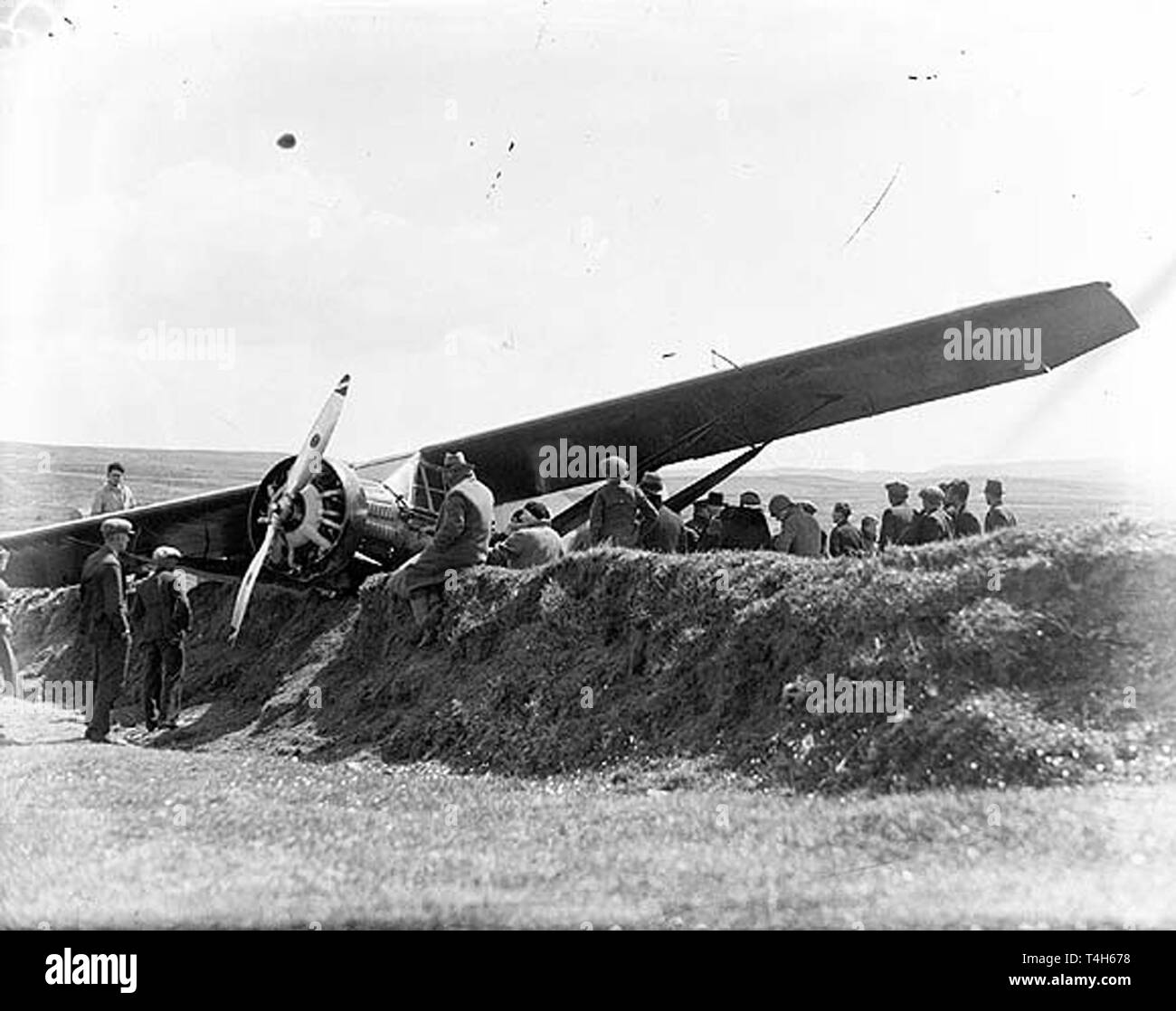 An old vintage airplane and wwii soldiers Stock Photo - Alamy