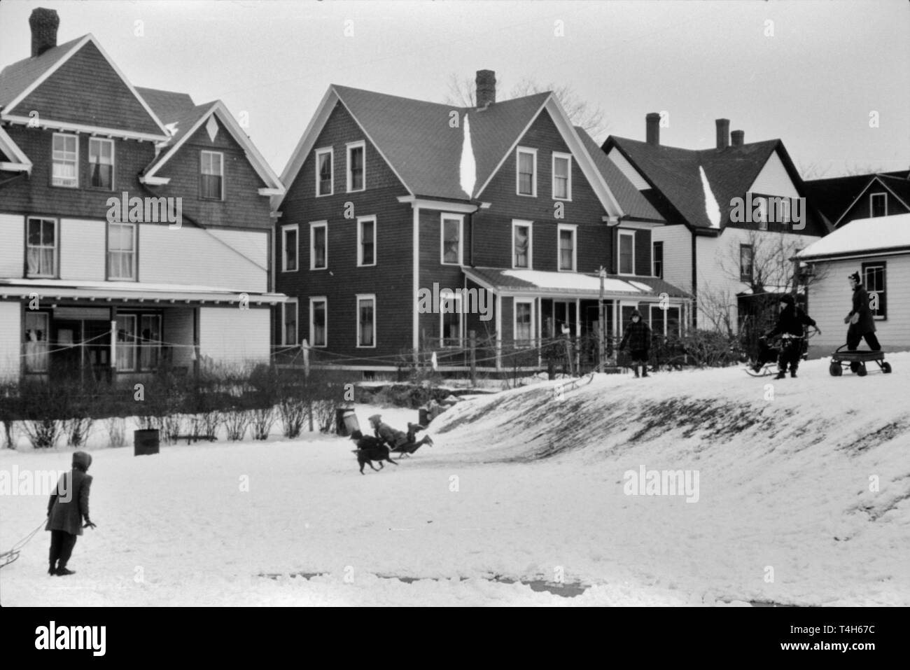 american families in the snow in the 1940s Stock Photo - Alamy