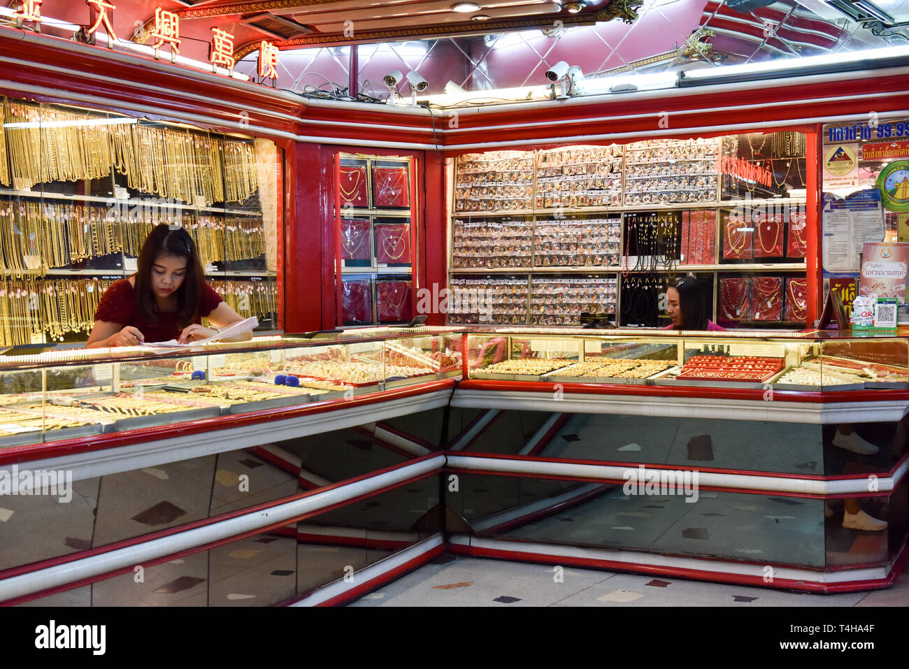 Gold jewellery shop hi-res stock photography and images - Alamy