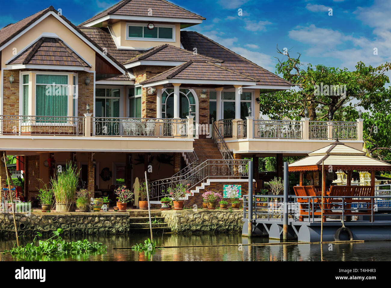 House on water thailand hi-res stock photography and images - Alamy