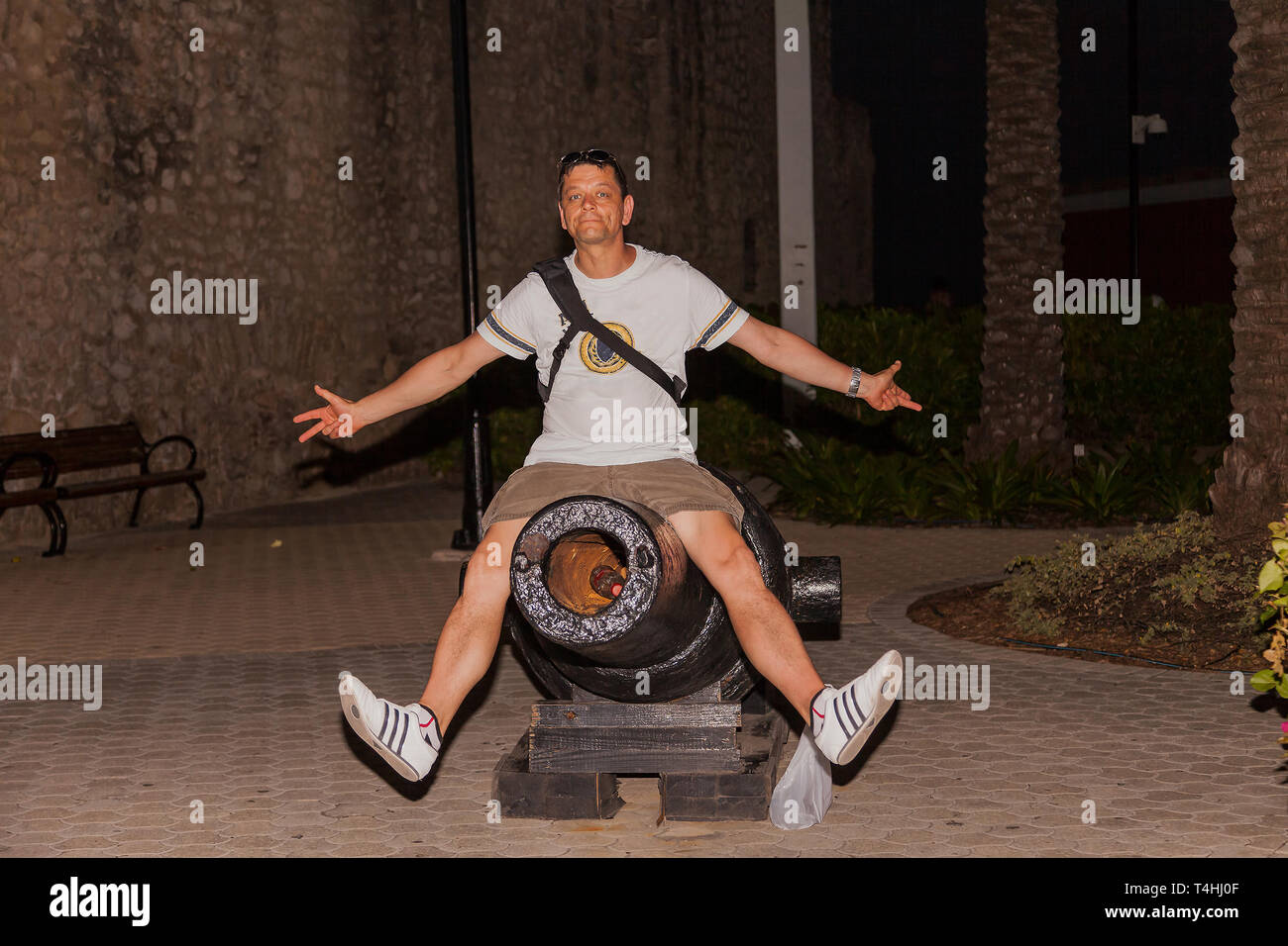 Man cannon hi-res stock photography and images - Alamy