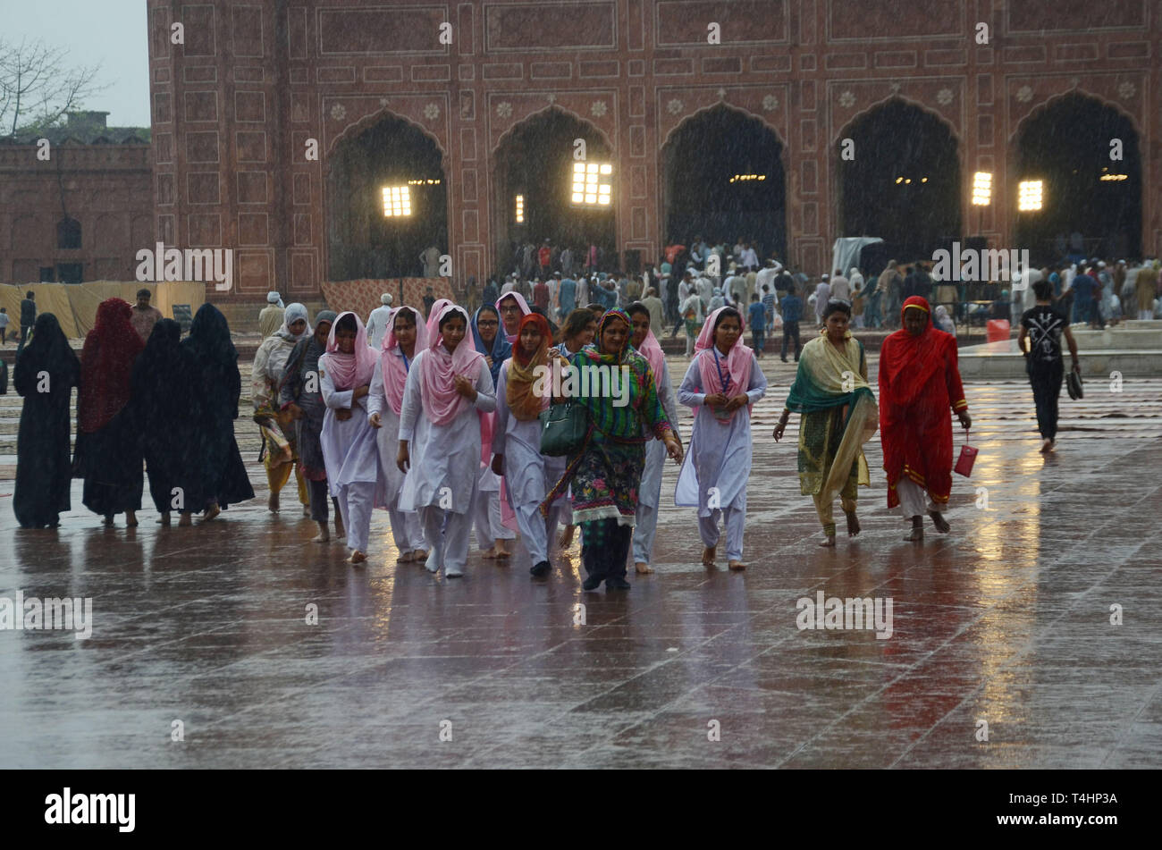 Lahore, Pakistan. 16th Apr, 2019. Thousands of Pakistani People arrive ...
