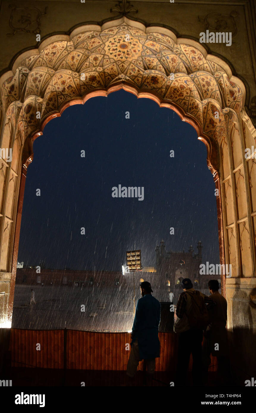 Lahore, Pakistan. 16th Apr, 2019. Thousands of Pakistani People arrive ...