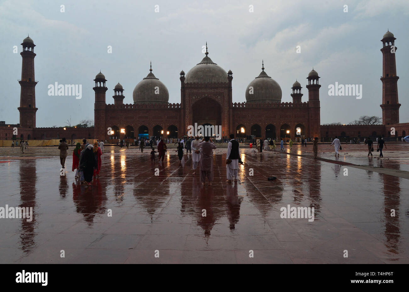 Lahore, Pakistan. 16th Apr, 2019. Thousands of Pakistani People arrive ...