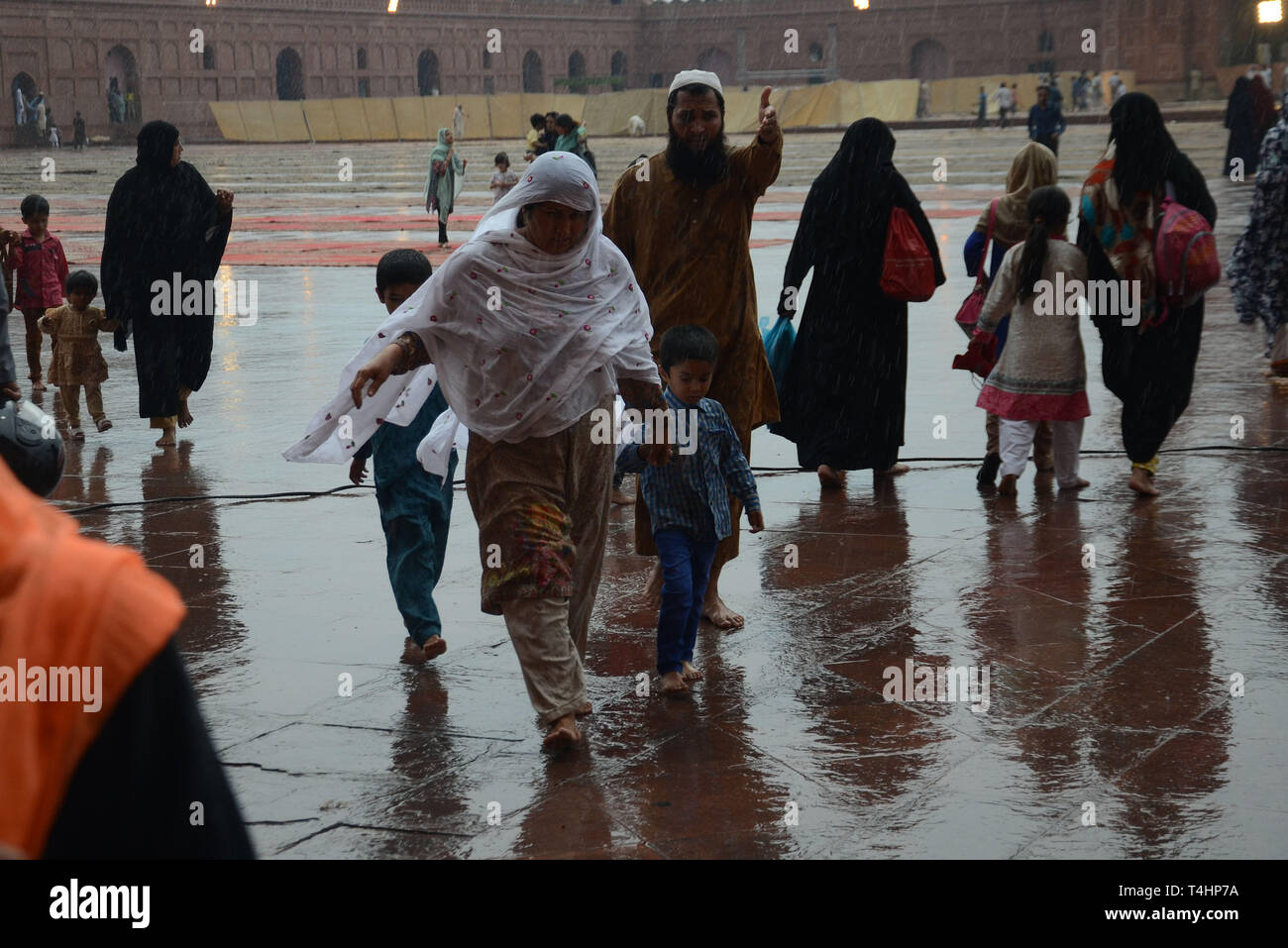 Lahore, Pakistan. 16th Apr, 2019. Thousands of Pakistani People arrive ...