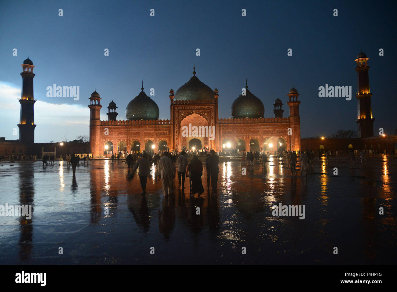 Lahore, Pakistan. 16th Apr, 2019. Thousands of Pakistani People arrive ...