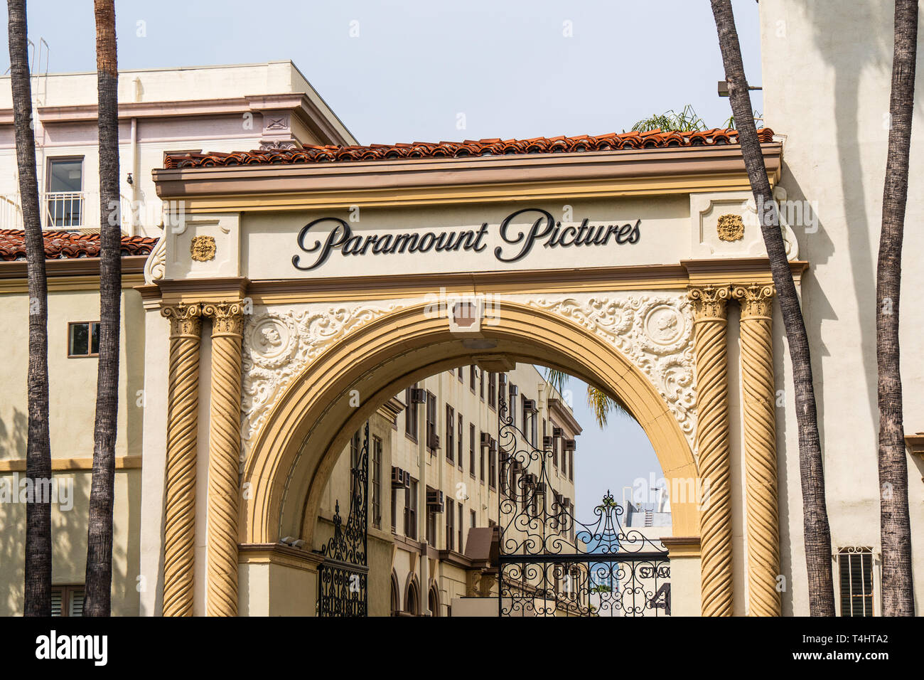 Paramount pictures entrance gate hi-res stock photography and images ...