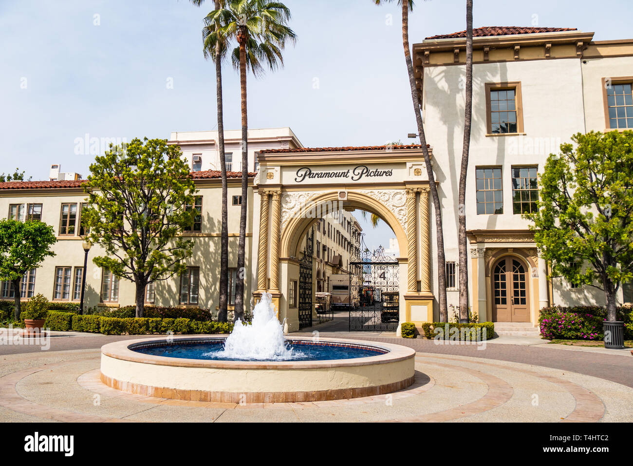 Paramount pictures entrance gate hi-res stock photography and images ...