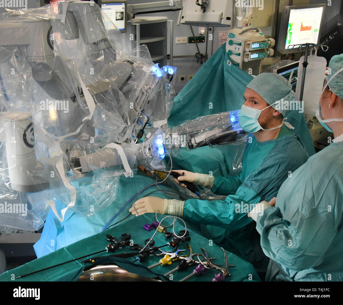 Robot da vinci urology hi-res stock photography and images - Alamy