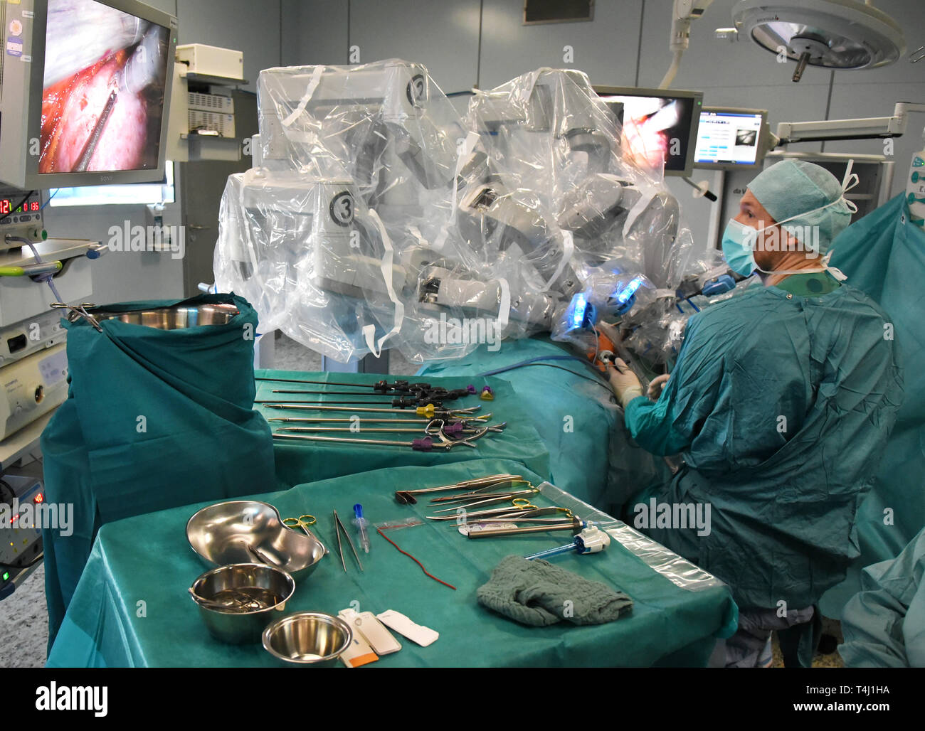 Robot da vinci urology hi-res stock photography and images - Alamy