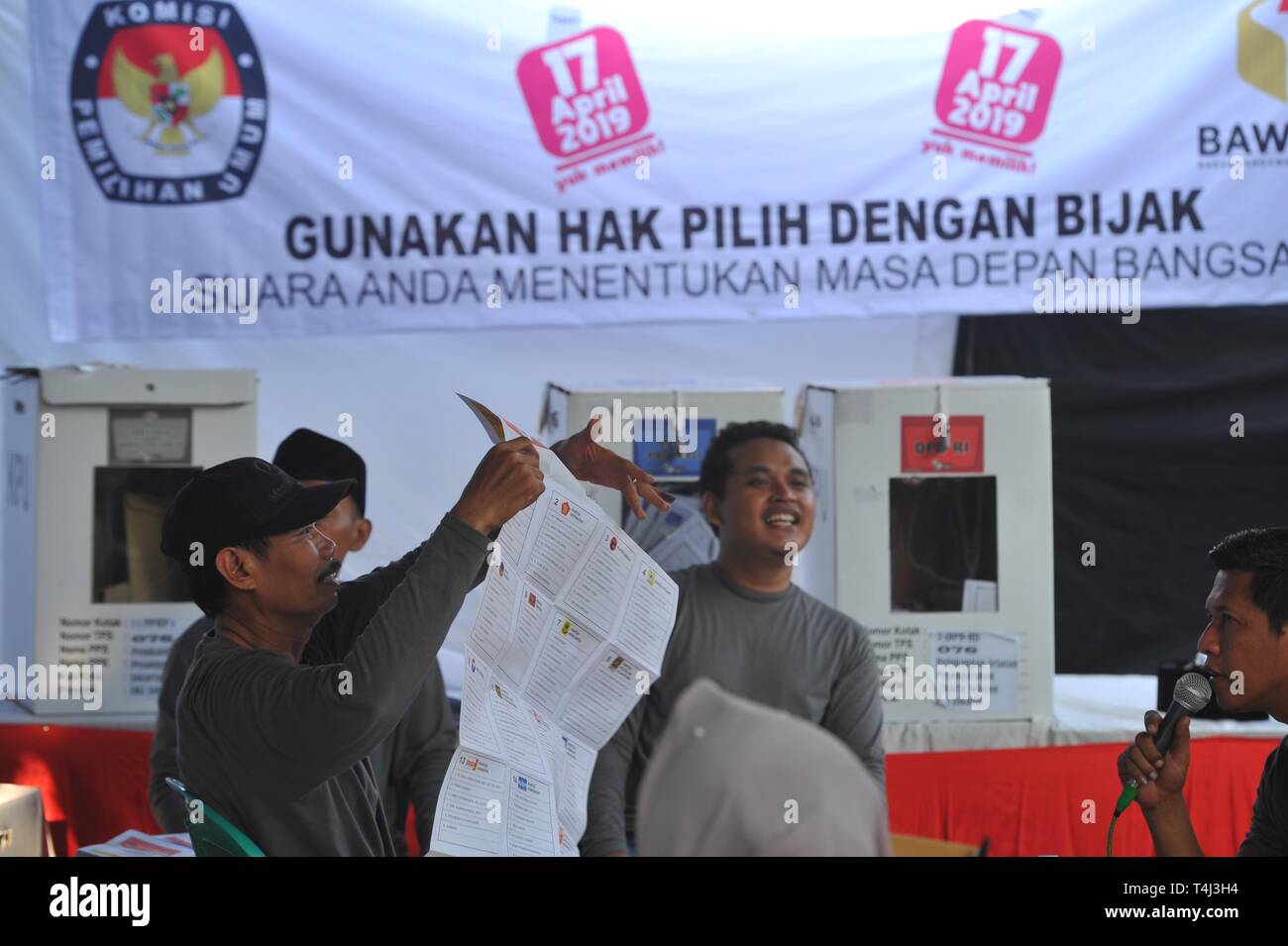 Jakarta. 17th Apr, 2019. Indonesian electoral volunteers show a ballot ...
