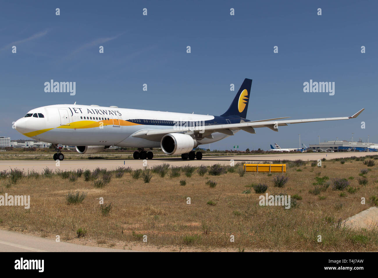 Airbus 330 200 hi-res stock photography and images - Alamy