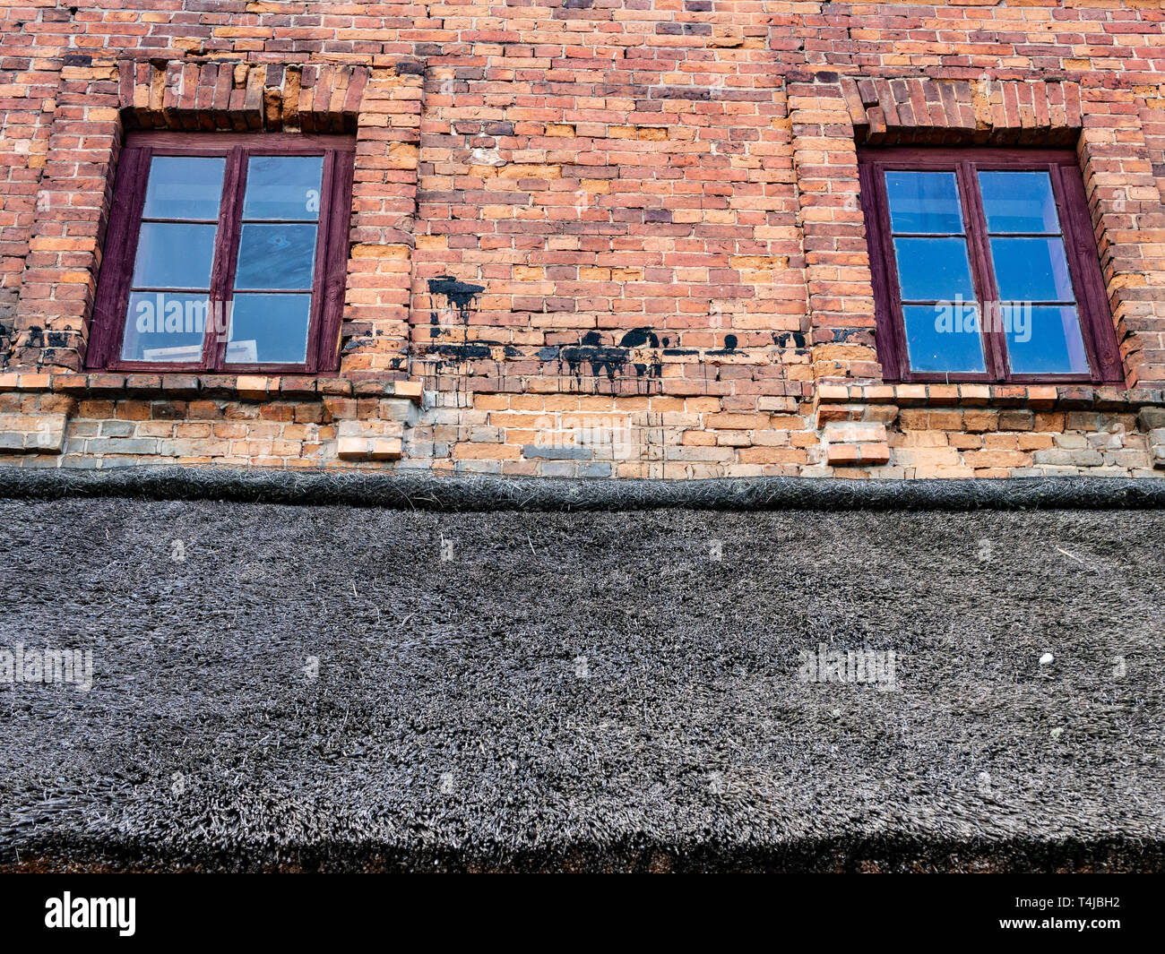 Straw roof texture building hi-res stock photography and images - Alamy