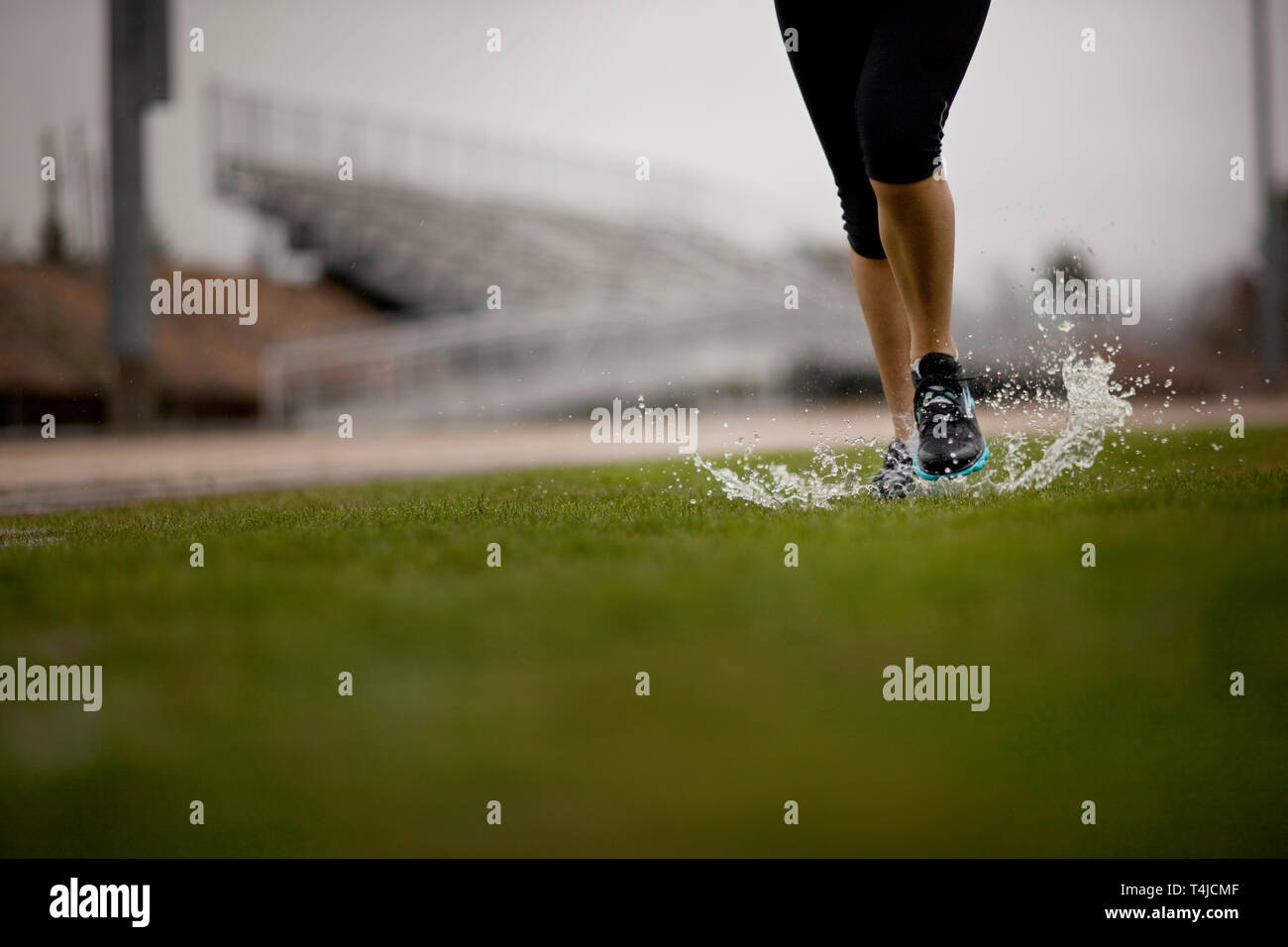 Women jogging rain hi-res stock photography and images - Alamy