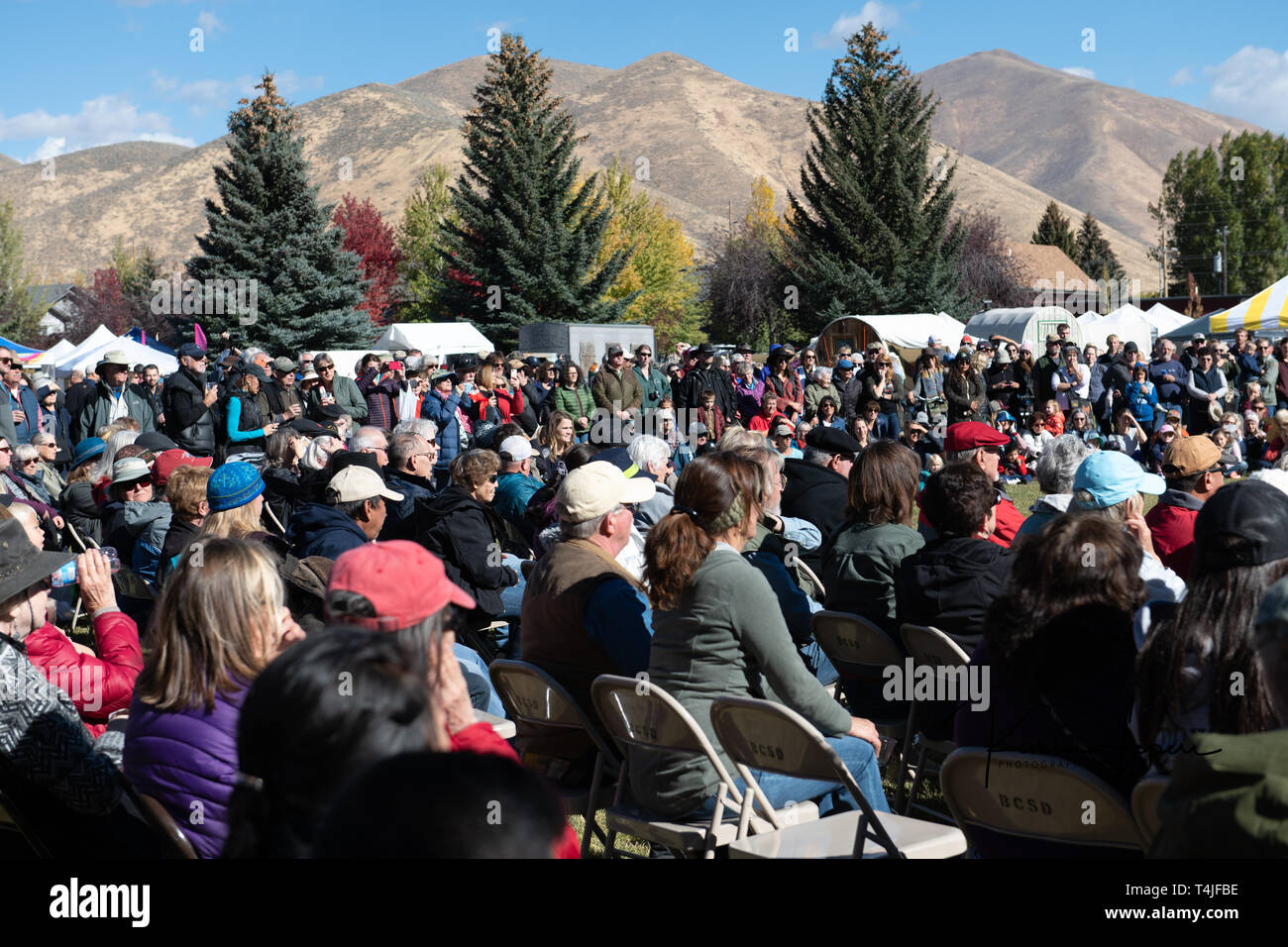 Crowd watching dancers hi-res stock photography and images - Alamy
