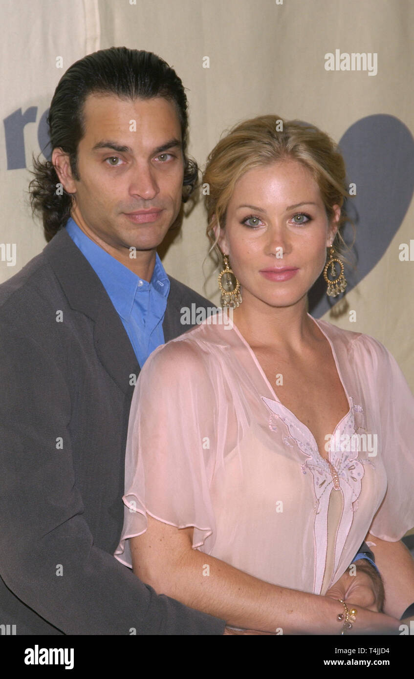 LOS ANGELES, CA. June 18, 2004: Actress CHRISTINA APPLEGATE & husband ...