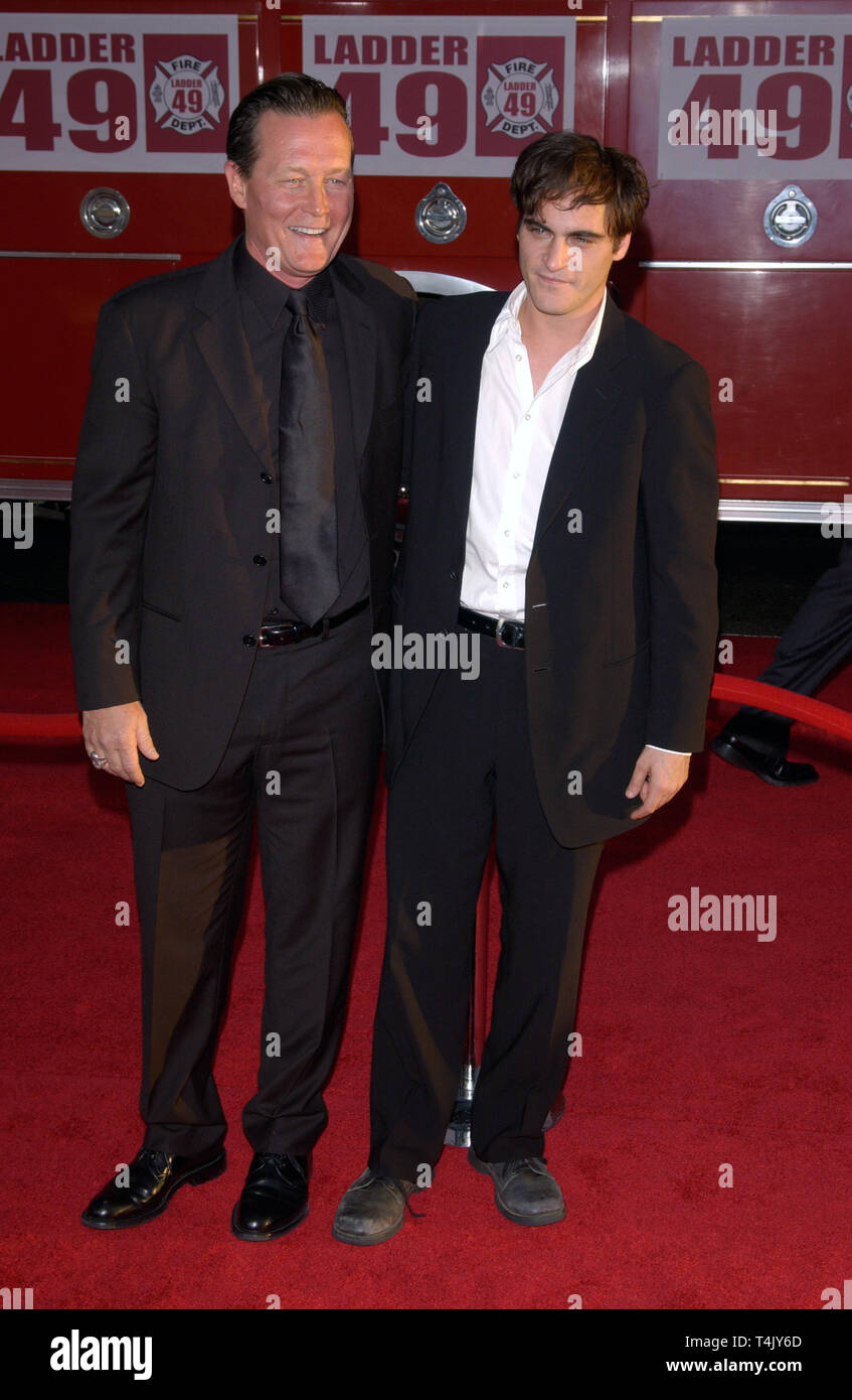 LOS ANGELES, CA. September 20, 2004: Actors ROBERT PATRICK (left ...