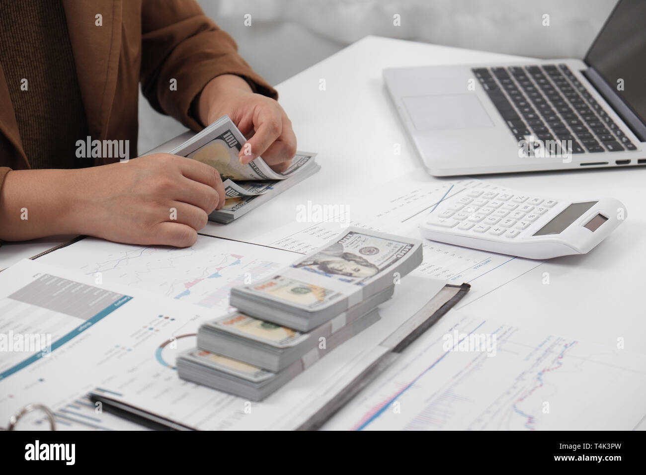 Female accounting hi-res stock photography and images - Alamy