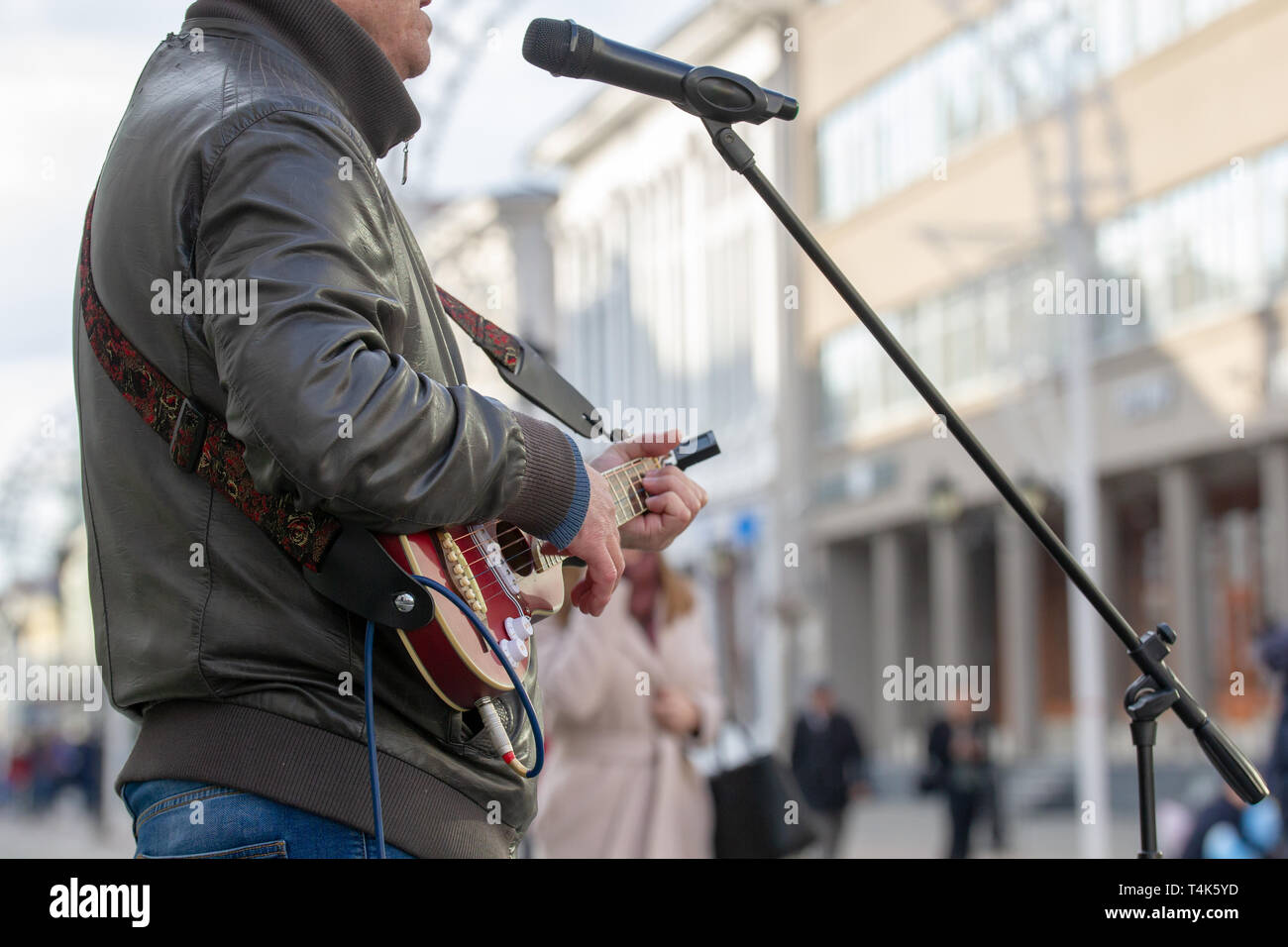 Man singing on streets hi-res stock photography and images - Alamy