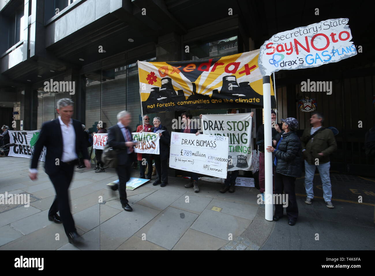 Enviromental campaigners from Biofuelwatch hold a family friendly ...