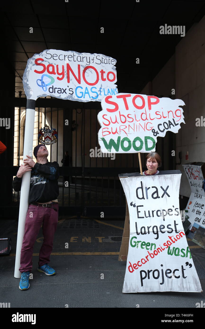 Enviromental campaigners from Biofuelwatch hold a family friendly ...
