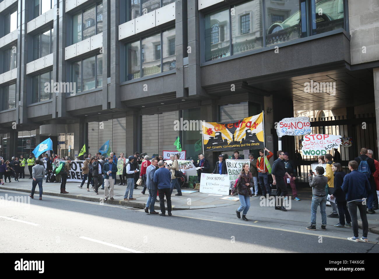 Enviromental campaigners from Biofuelwatch hold a family friendly ...