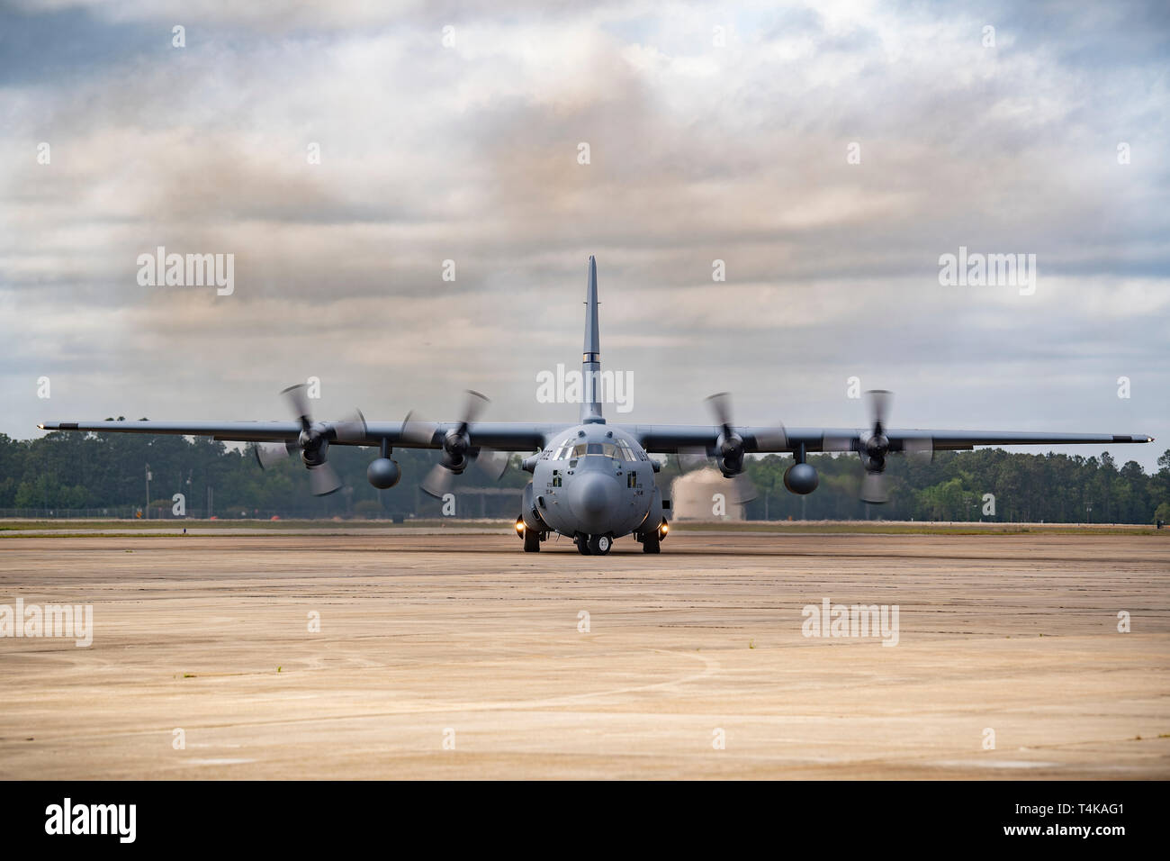130th airlift wing hi-res stock photography and images - Alamy