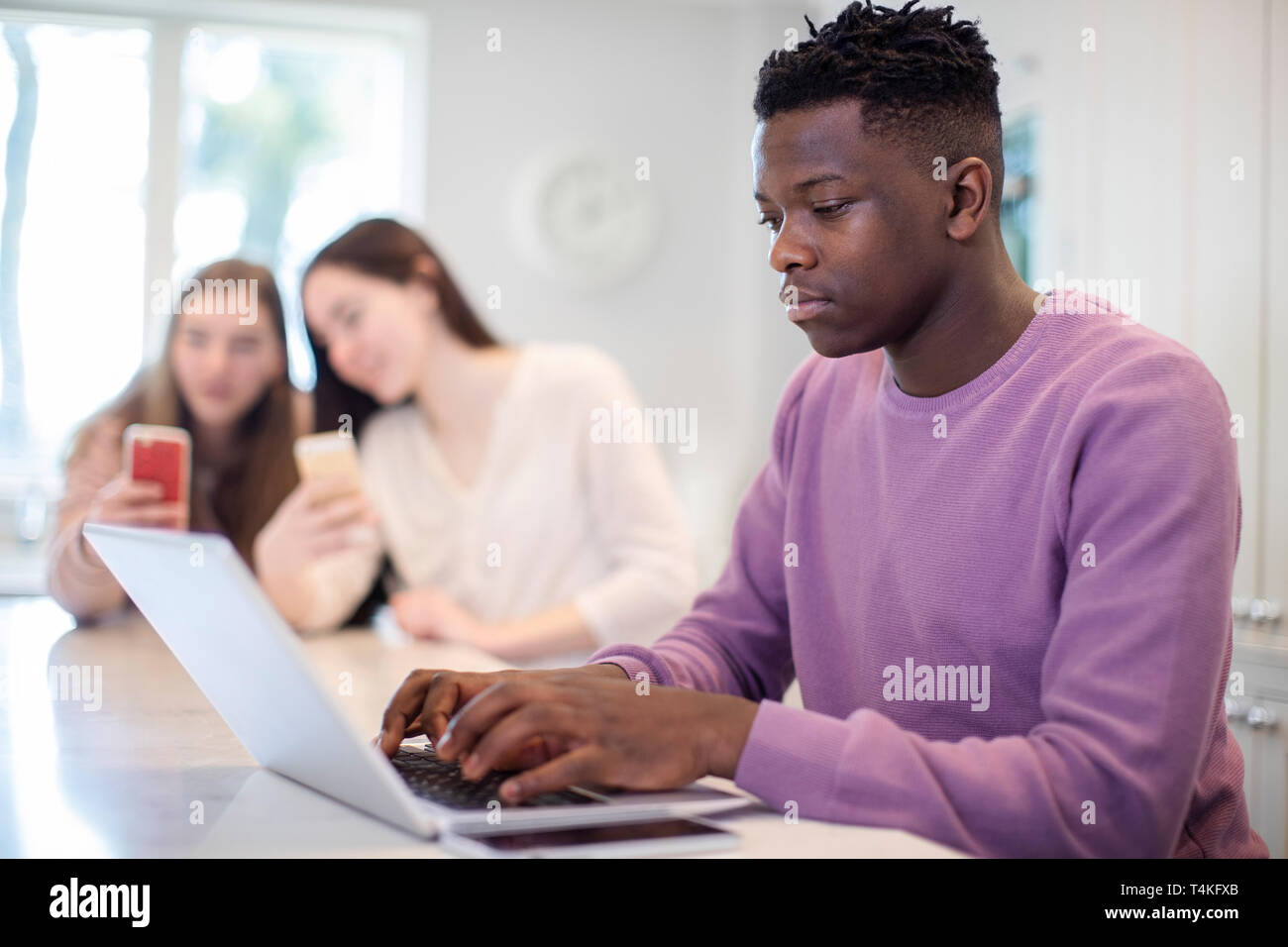 Black teen boy smartphone hi-res stock photography and images - Alamy