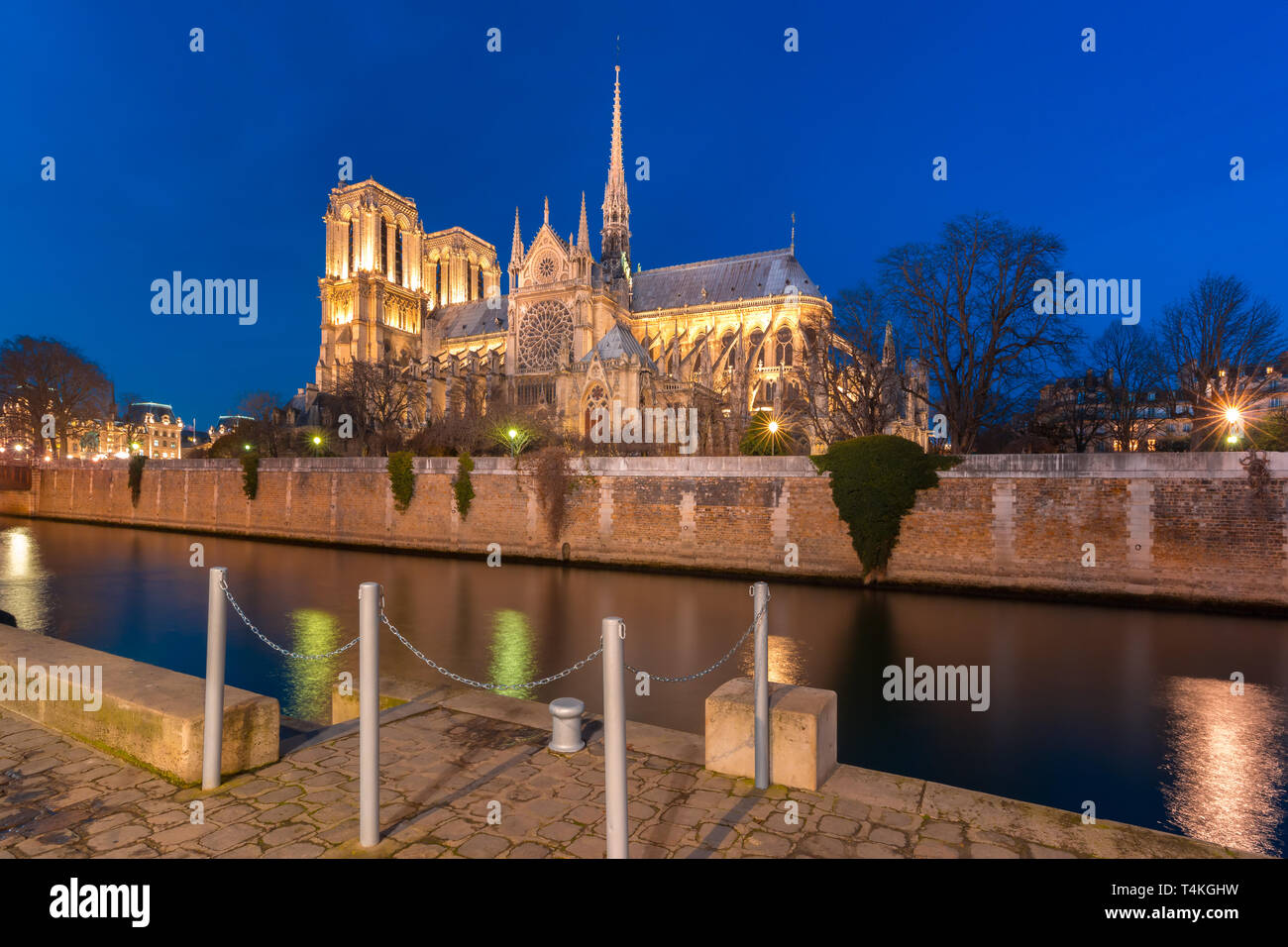 Cathedral of Notre Dame de Paris at night, France Stock Photo - Alamy