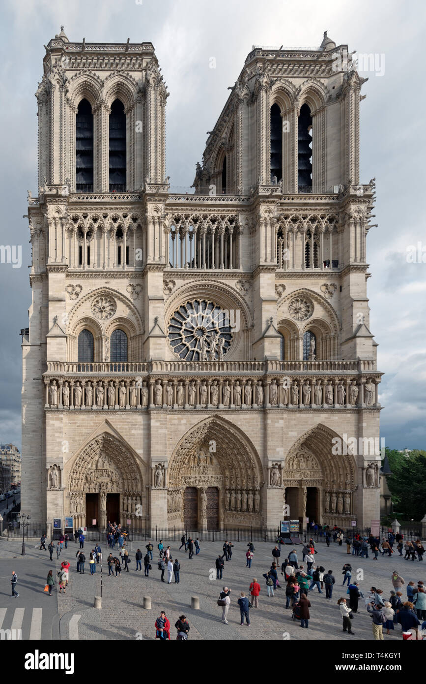 Notre dame de paris exterior sculptures notre dame hi-res stock ...
