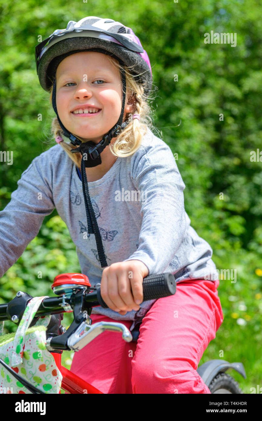 Girl cycling hi-res stock photography and images - Alamy