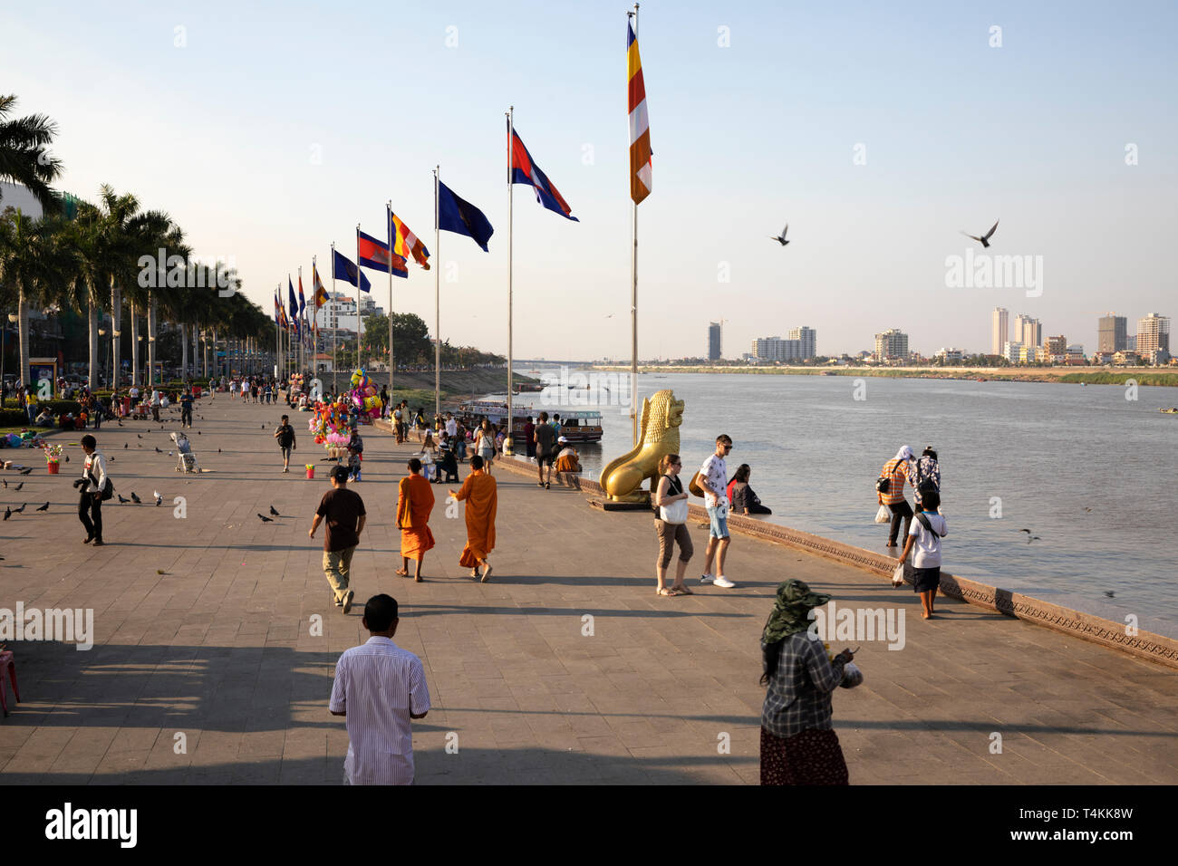 Riverside scene at sunset near the Royal Palace, Sisowath Quay, Phnom ...