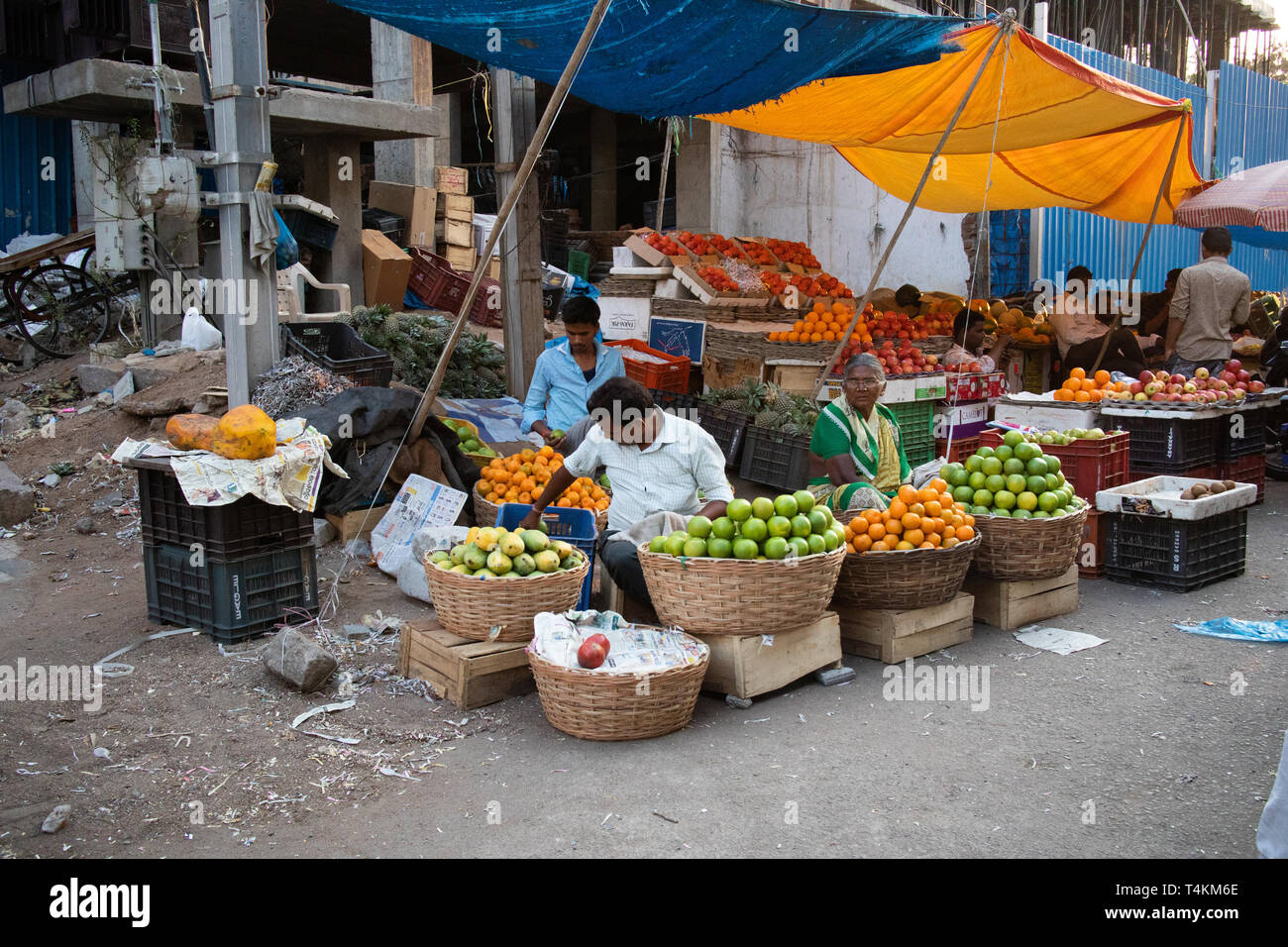 Roadside vendors hi-res stock photography and images - Alamy