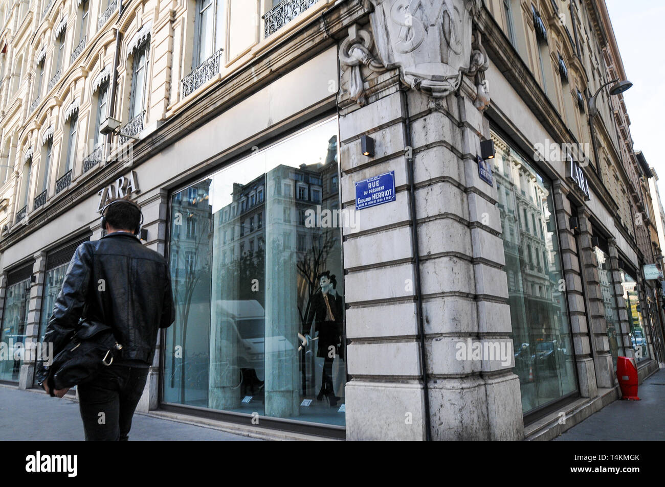 Zara fashion shop, Lyon, France Stock Photo - Alamy