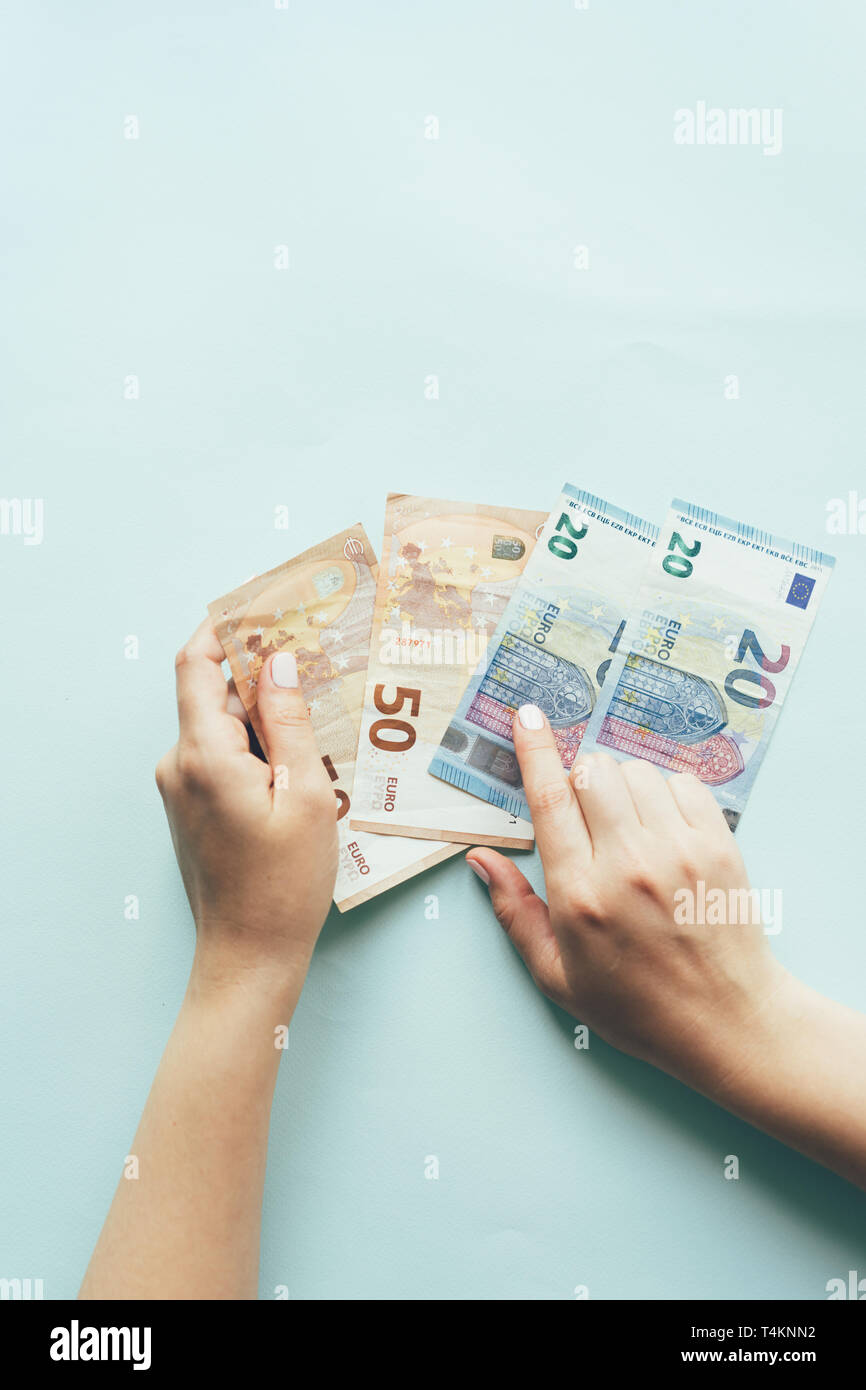 Hands counting money hi-res stock photography and images - Alamy