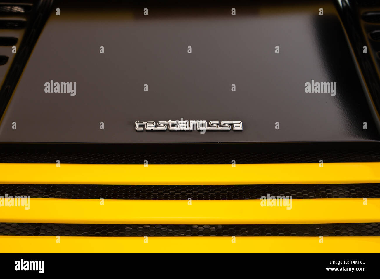 Engine bay ferrari testarossa hi-res stock photography and images - Alamy