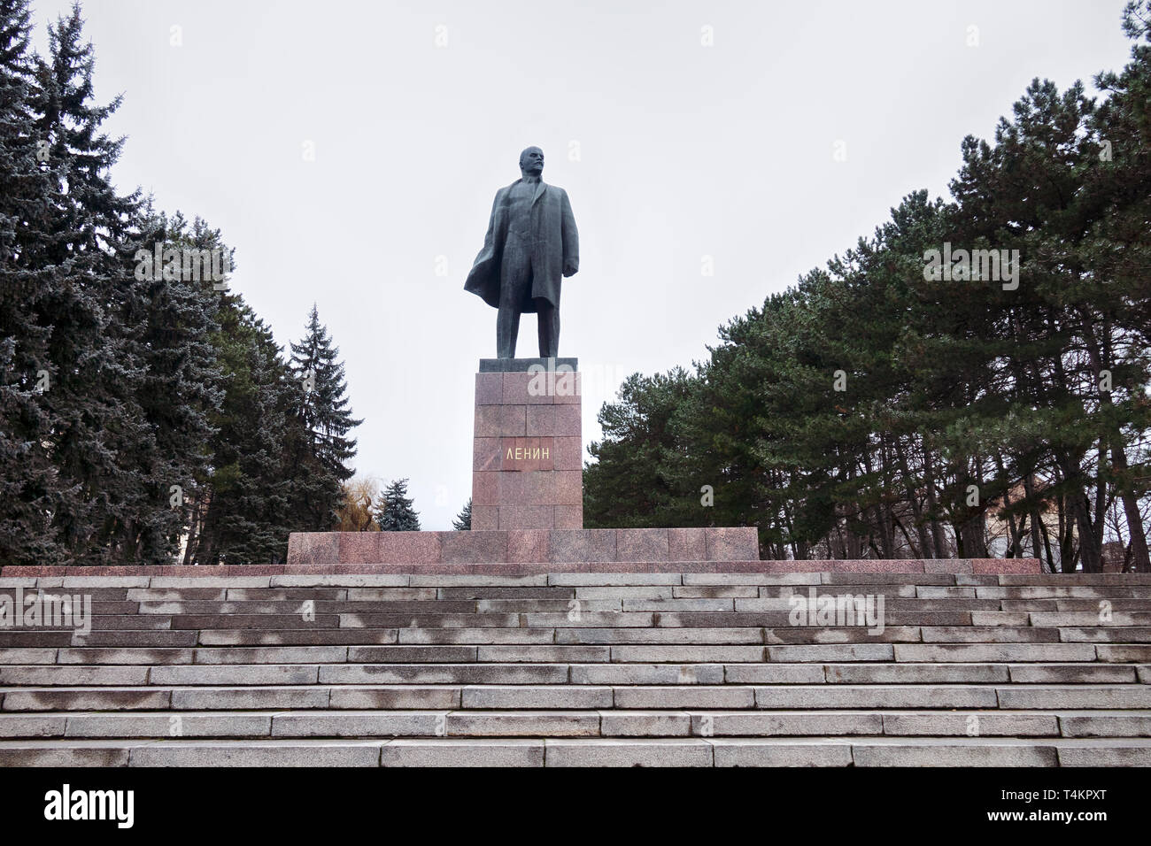 Bronze monument of Lenin. Monuments of the Soviet era Stock Photo - Alamy